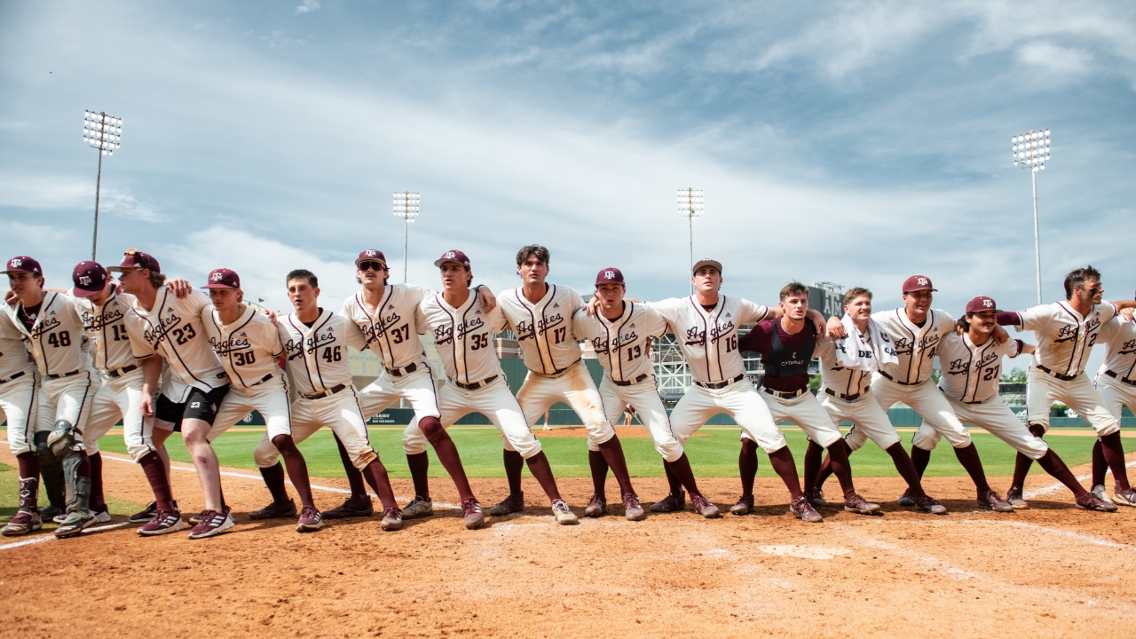 Photo Gallery: Aggies win two of three over fourth-ranked Gators | TexAgs